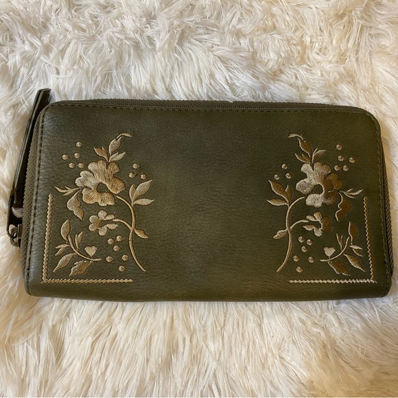 Universal Thread | Bags | Universal Thread Green Wallet With Floral ...